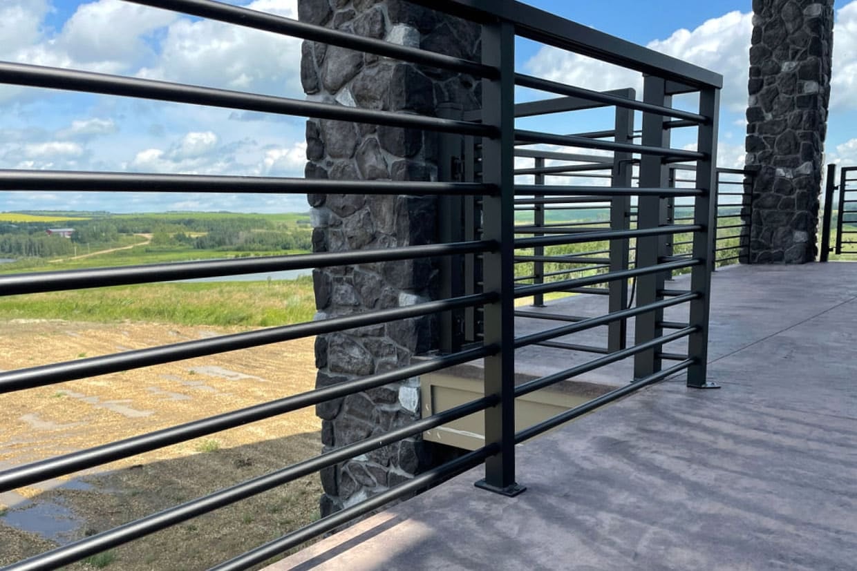 Sleek Horizontal Deck Railing Ideas For Modern Appeal